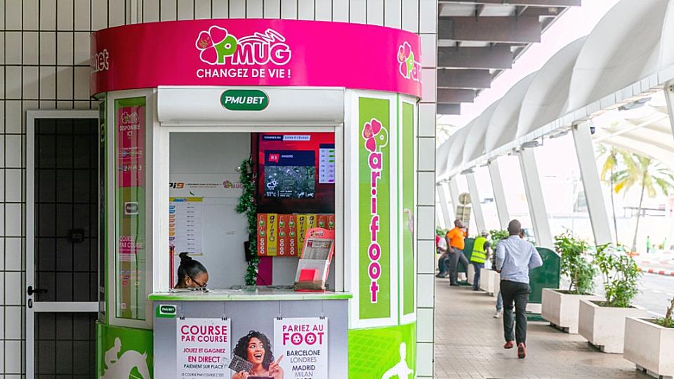 Le "Djambo" : Entre passion du football et piège des paris au Gabon ...